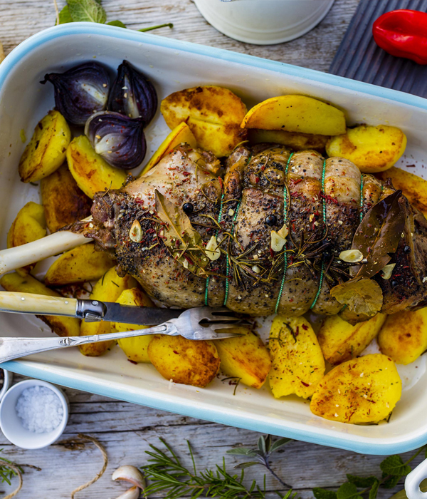 Lamsrollade met aardappeltjes en kruiden uit de oven | Mitra ...